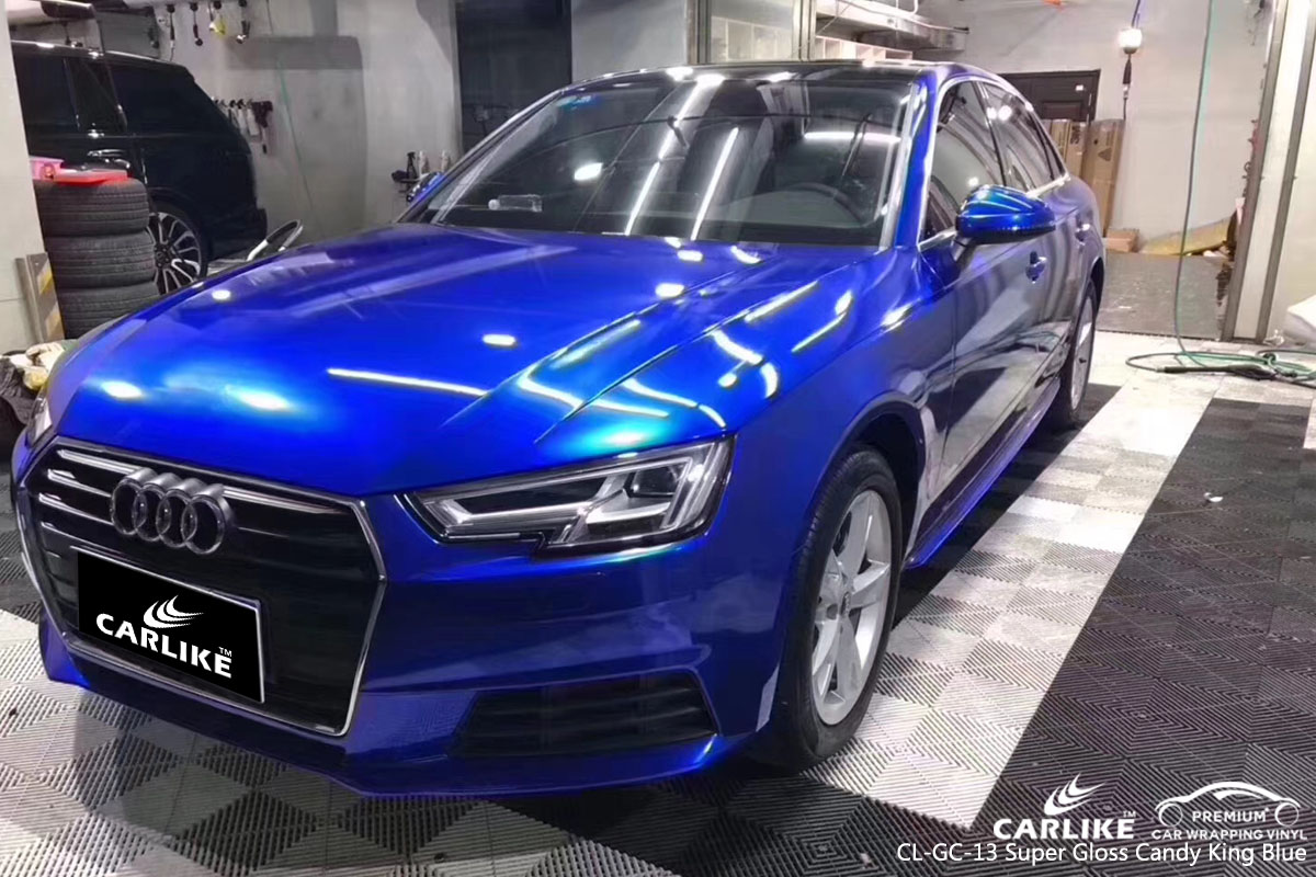 Super brillante caramelo rey azul coche envolviendo vinilo en Audi ...